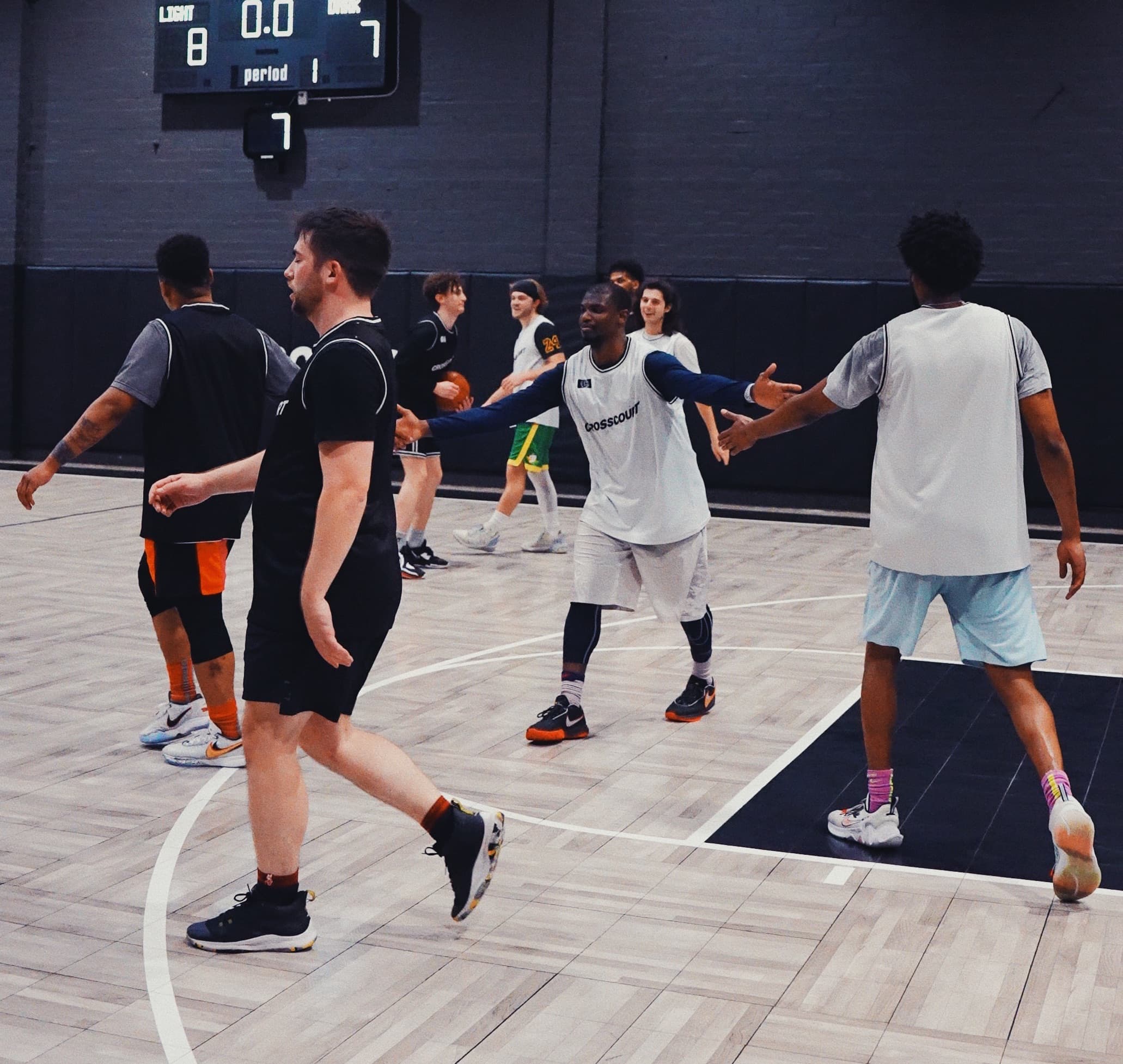 Cross-court: Định nghĩa, Cách sử dụng và Ví dụ minh họa